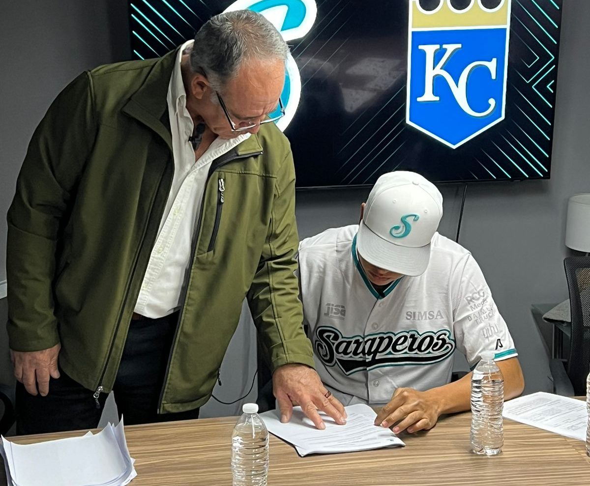 Pitcher de 17 años de los Saraperos Nomar Jiménez, fue firmado por ...