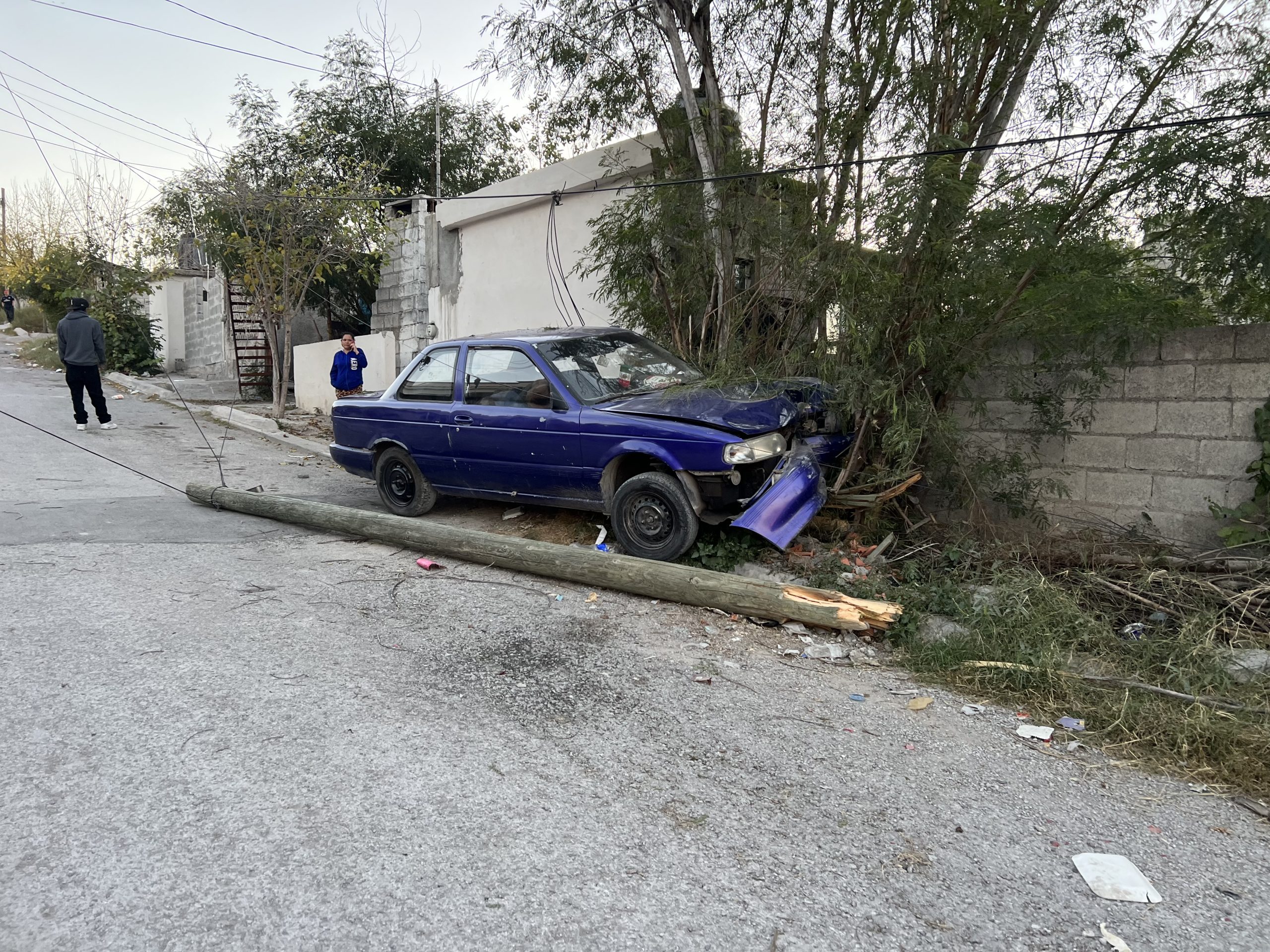 Se le botó cambio a carro y choca con poste - NRT México