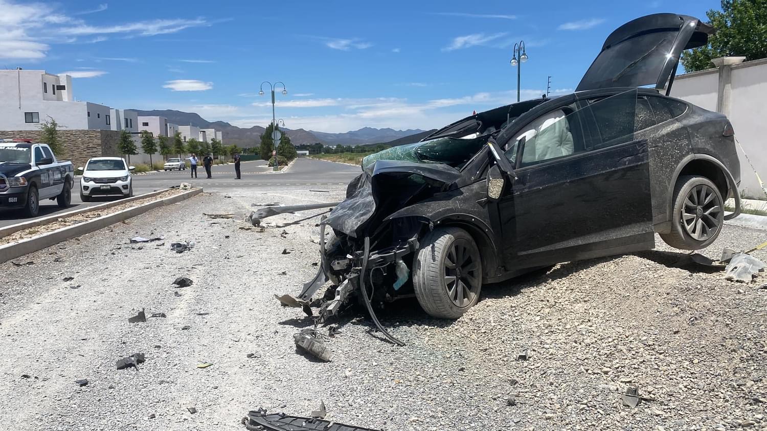 Destruye su Tesla y una Pick Up - NRT México