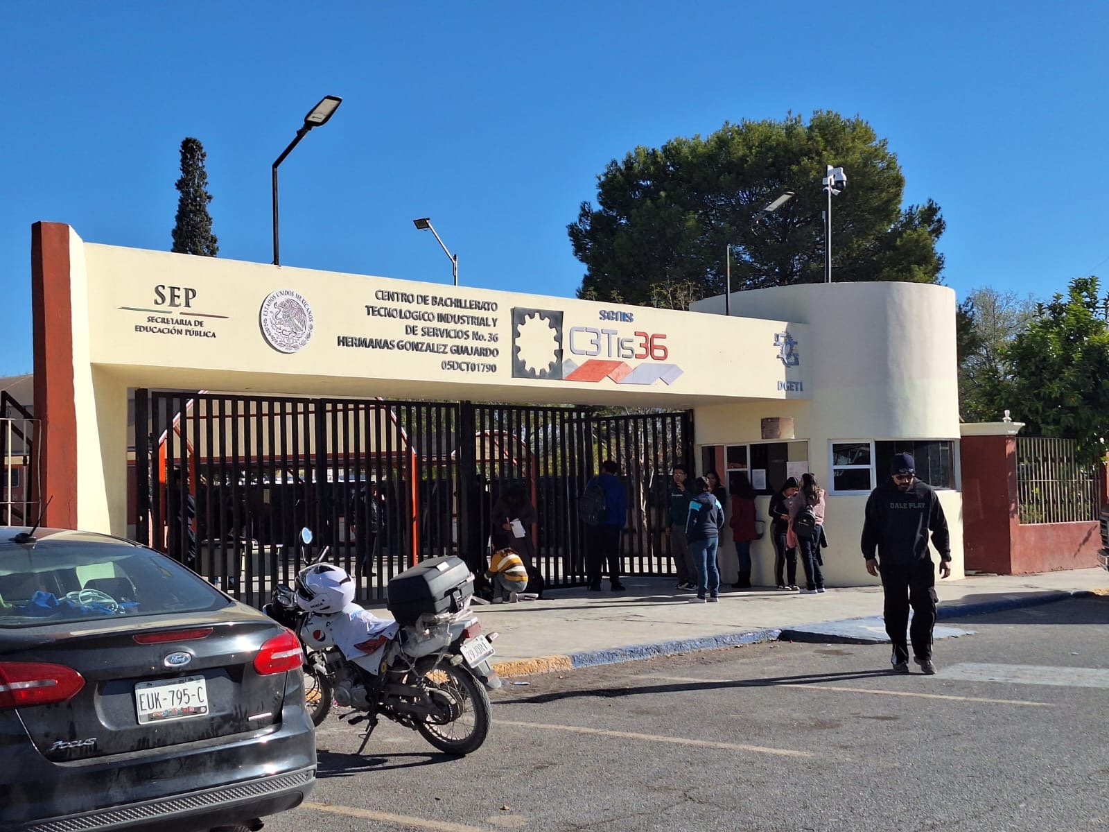 Niegan acceso a alumnos del CBTis 36