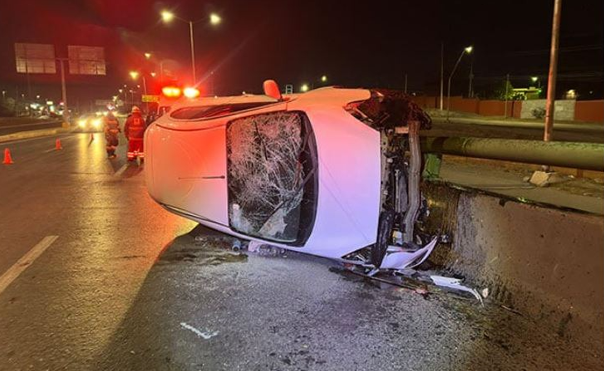 Joven vuelca tras chocar contra base de puente; presuntamente conducía ...