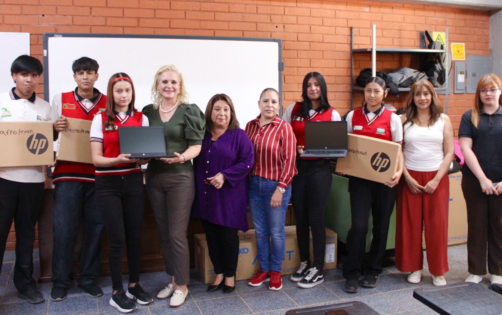 Entrega Laura Jiménez computadoras en CECYTEC Barroterán - NRT México