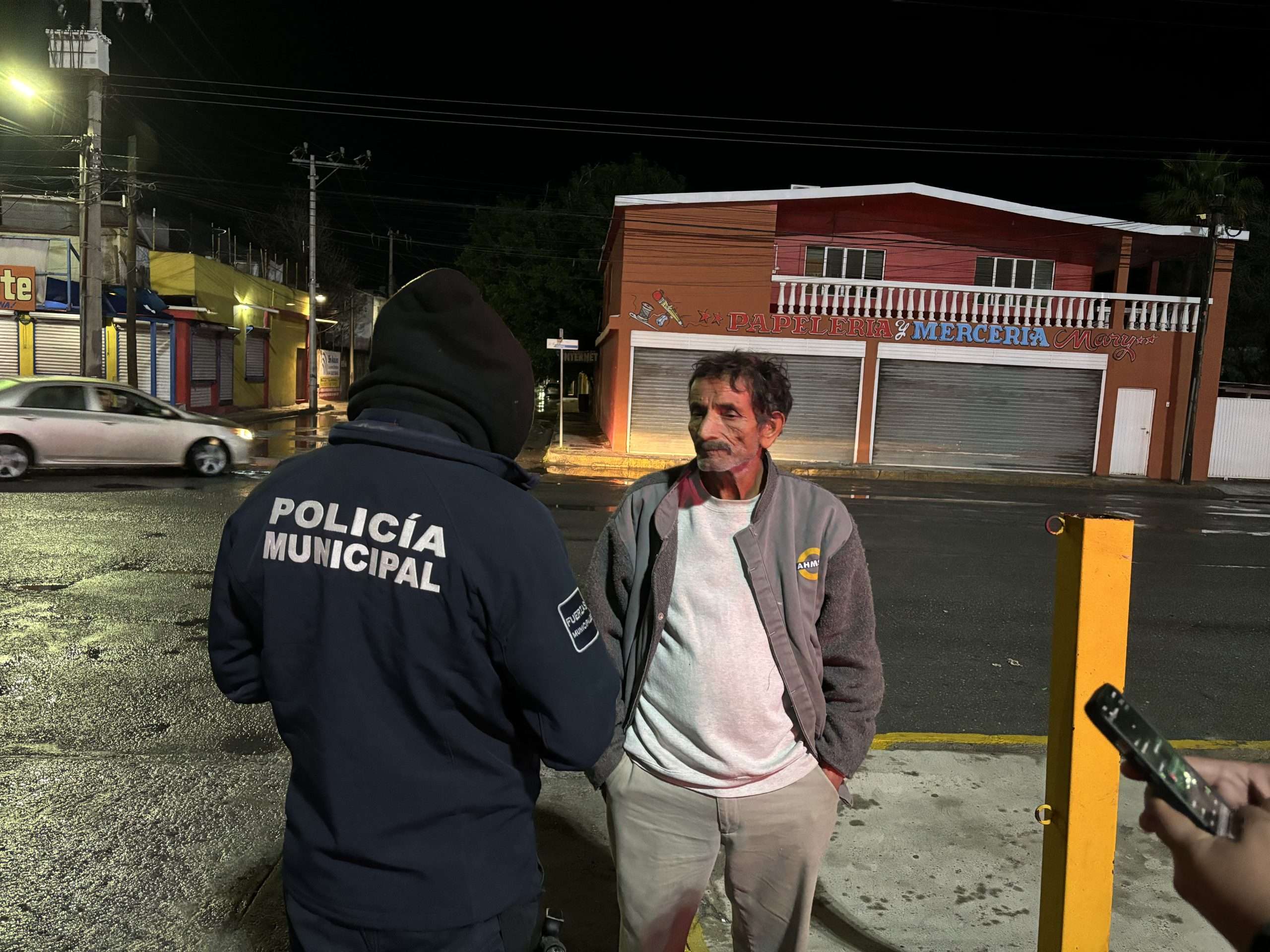 Policía auxilio a persona echada de casa - NRT México