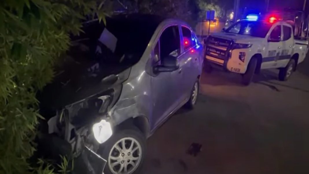 Conductor termina detenido tras causar daños y chocar negocio