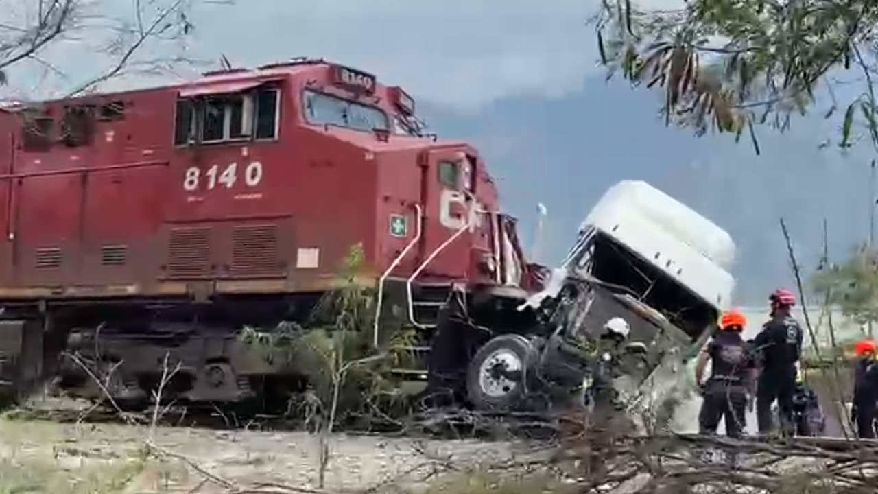 Fuerte choque entre tren y tráiler deja un lesionado