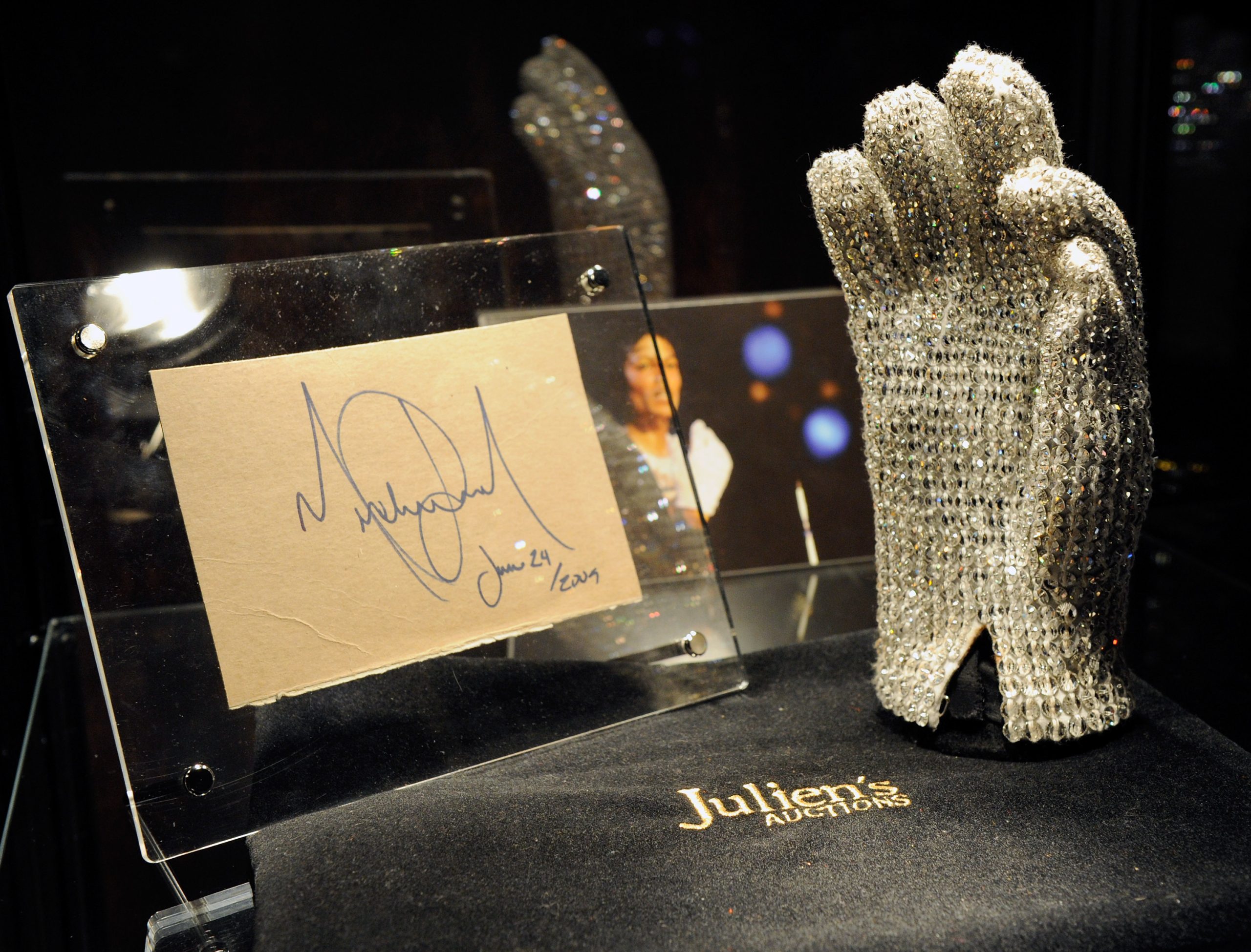 Guantes de Michael Jackson se convierten en la pieza más valiosa de ...